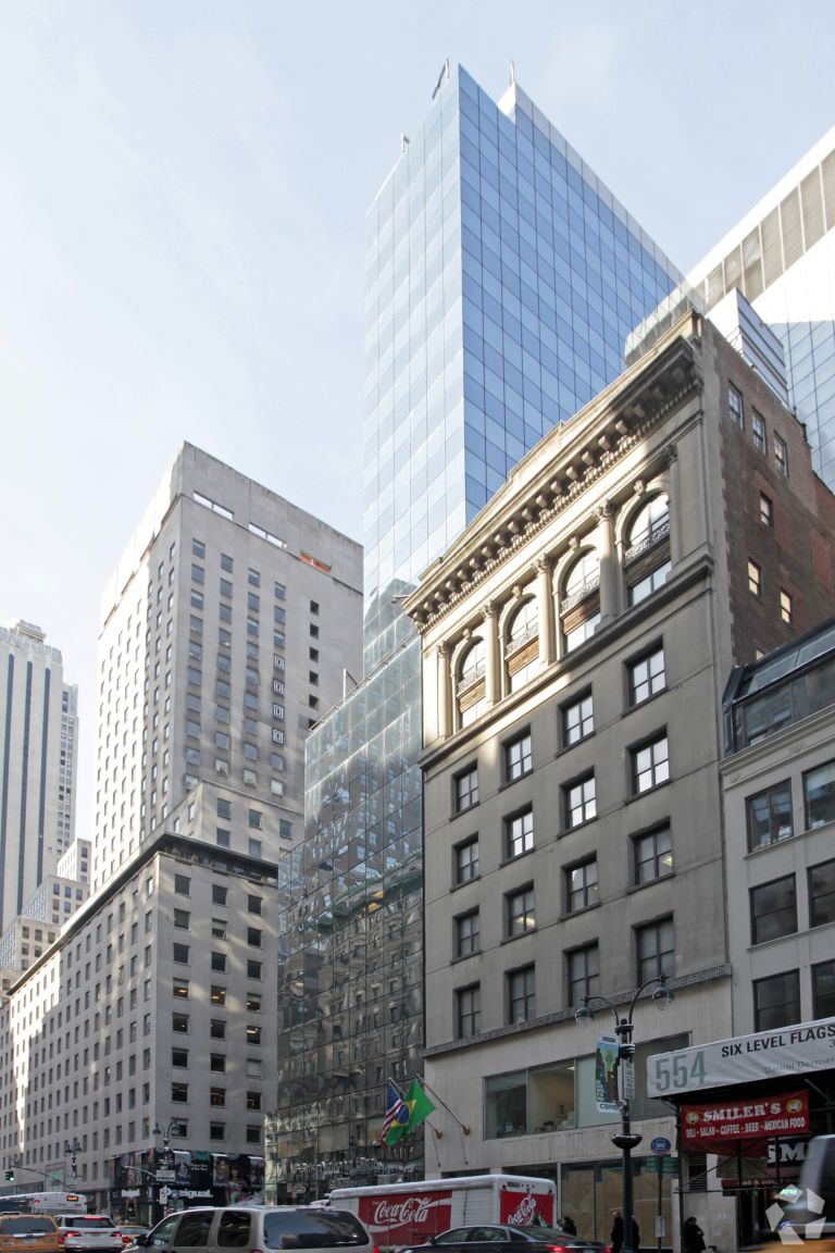 WeWork Signs Four Manhattan Office Leases for Mid-Sized Tenants ...